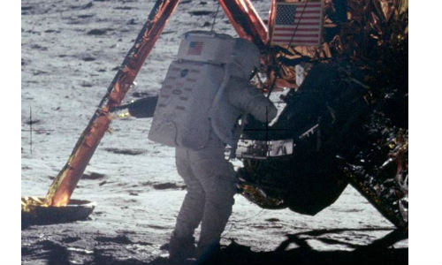 Remembering Neil Armstrong: First Man to Walk on Moon [Pictures ...