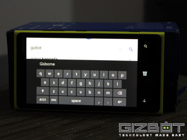 Nokia Lumia 920: Hands On Review - Gizbot News