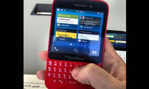 BlackBerry R10 Sizzles In Red Color: Hotness At its Best - Gizbot News