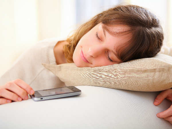 10 Signs That Tell You Are Addicted to Your Gadgets - Gizbot News