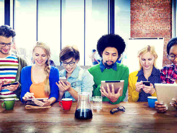 Most college students use smartphones in classroom: Study - Gizbot News