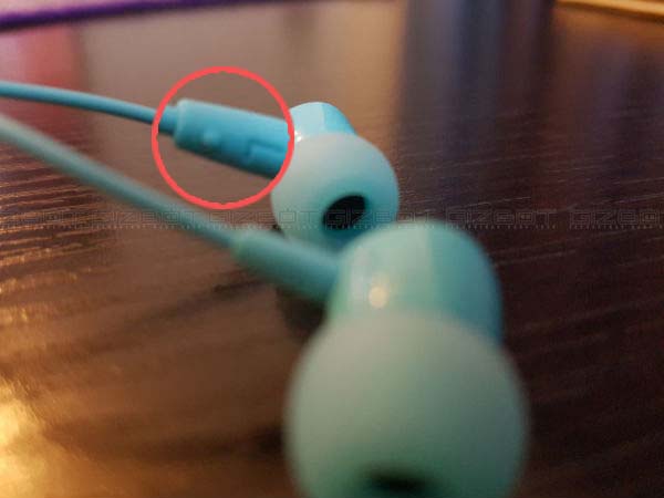 This is what the dot on your Samsung earpiece indicates! - Gizbot News
