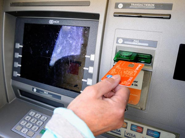 10 ways hackers steal money from your Debit/Credit card - Gizbot News
