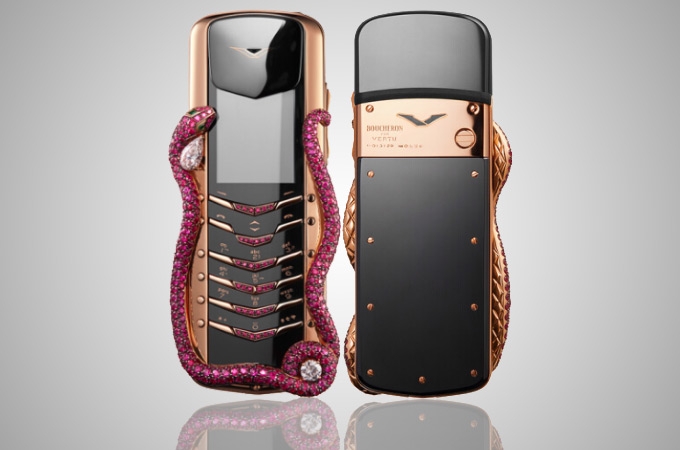In Pics: Vertu Signature Cobra - Gizbot