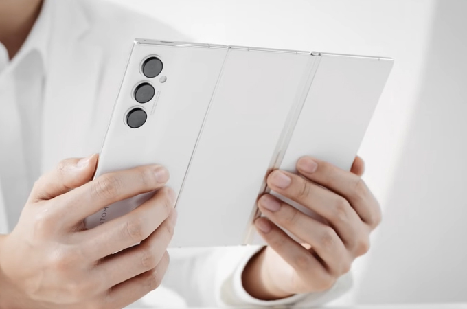 In Pics: Tecno Showcases Phantom Ultimate 2 Tri Fold Concept Phone at ...
