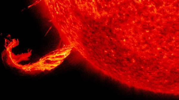 சூரியனில் சுழல் போல் தெரியும் விசித்திரமான வொர்டெக்ஸ்.! | Strange Sun ...