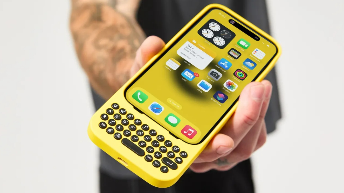 iPhone QWERTY Keyboard Case: சர்ப்ரைஸ்.. பட்டன்களுடன் உலாவும் iPhone | Clicks iPhone Keyboard ...